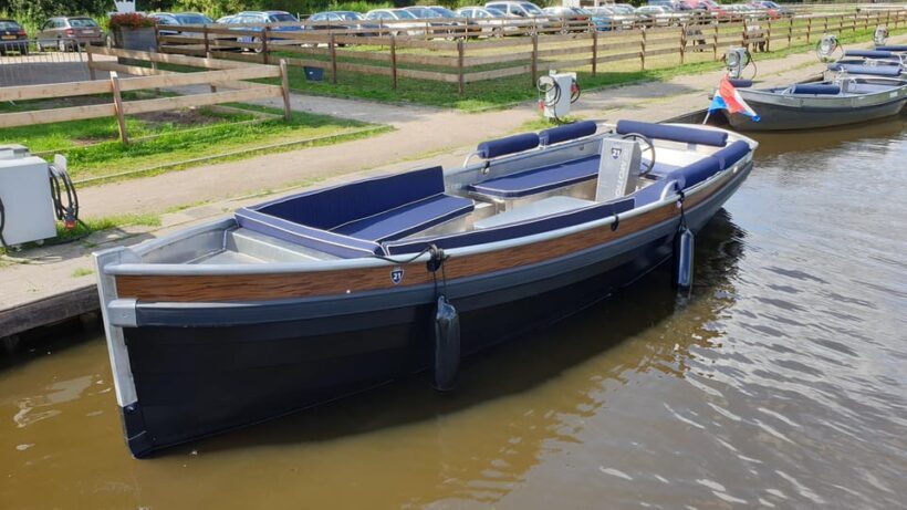Boatrental 2 Hours 12 Person with Steeringwheel and cushions - Key Points