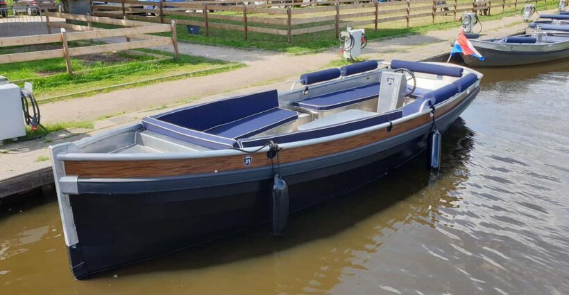 Boatrental 2 Hours 12 Person with Steeringwheel and cushions - The Experience: Pros and Cons
