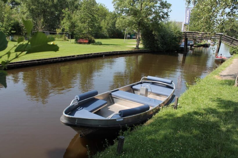 Boatrental 2 Hours 8 Person with Steeringwheel and cushions - Price and Value