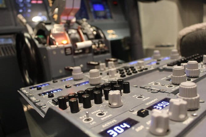 Boeing 737-800 flight simulator session. Scenic Flight - 30 mins - What to Expect from the Flight Simulator Experience