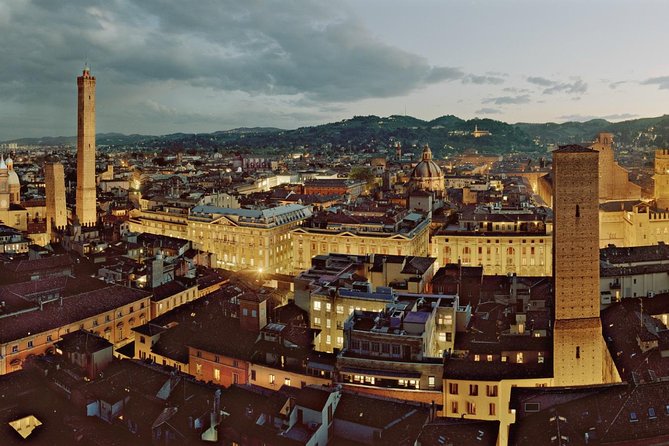 Bologna By Night Walking Tour - The Iconic Le Due Torri: A View of Bologna’s Skyline