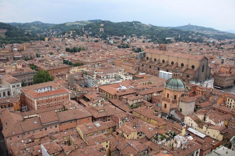 Bologna: Historical Highlights Walking Tour with Local Guide - Exploring Bologna’s Top Highlights in Depth