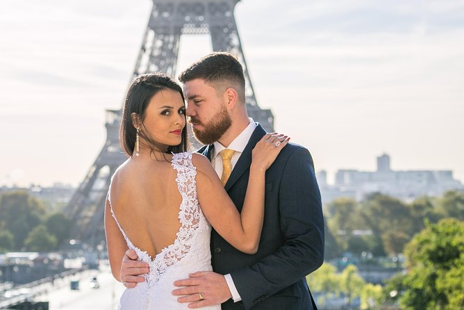 Book Exclusive Eiffel Tower Photoshoot Parisian Photographer - Customization Options for Your Session
