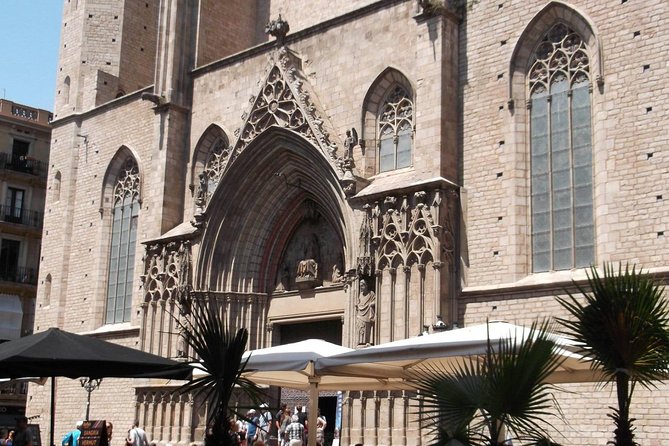 Boqueria & St Caterina Markets With Food & Tapas Small Group Tour - Walking Tour of the Old Town