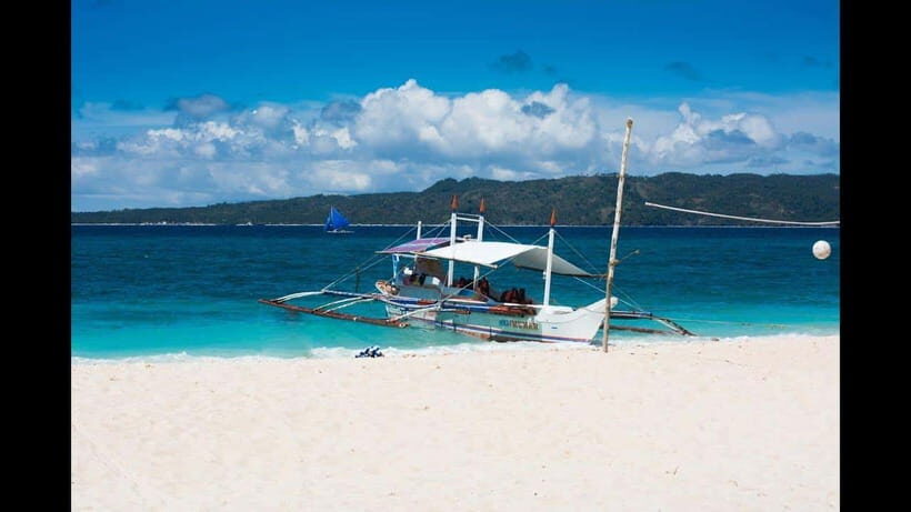 Boracay: Island Hopping Tour with Boodle Fight Lunch - Key Points