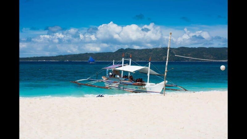 Boracay: Island Hopping Tour with Boodle Fight Lunch - The Authentic Boodle Fight Lunch