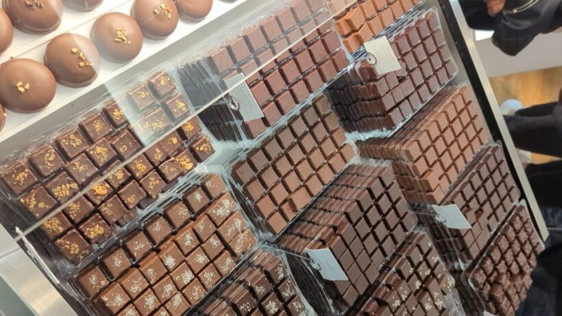 Bordeaux : Afternoon Food Tour with local delicacies - Sampling Local Delights at Secret Stops
