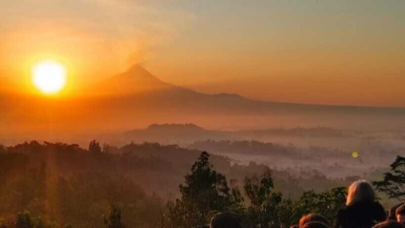 Borobudur Sunrise in stumbu hill, Borobudur, & Mendut temple - The Sunrise View from Punthuk Setumbu
