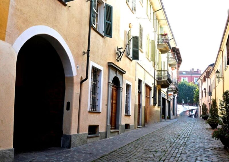 Bra: Historic Town Highlights Guided Walking Tour - Key Points