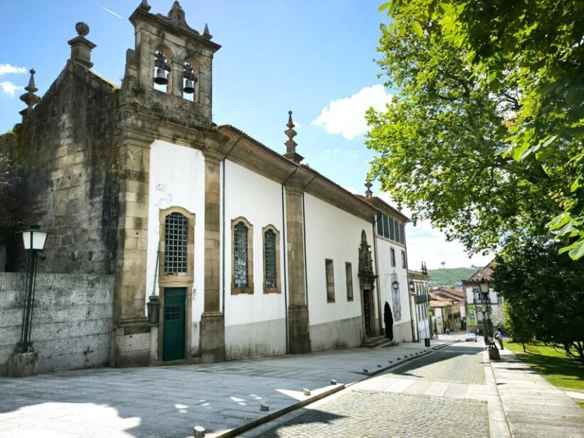 Braga & Guimarães Tour: Small Historical Group Tour - Tasting Authentic Portugal: Lunch and Vinho Verde