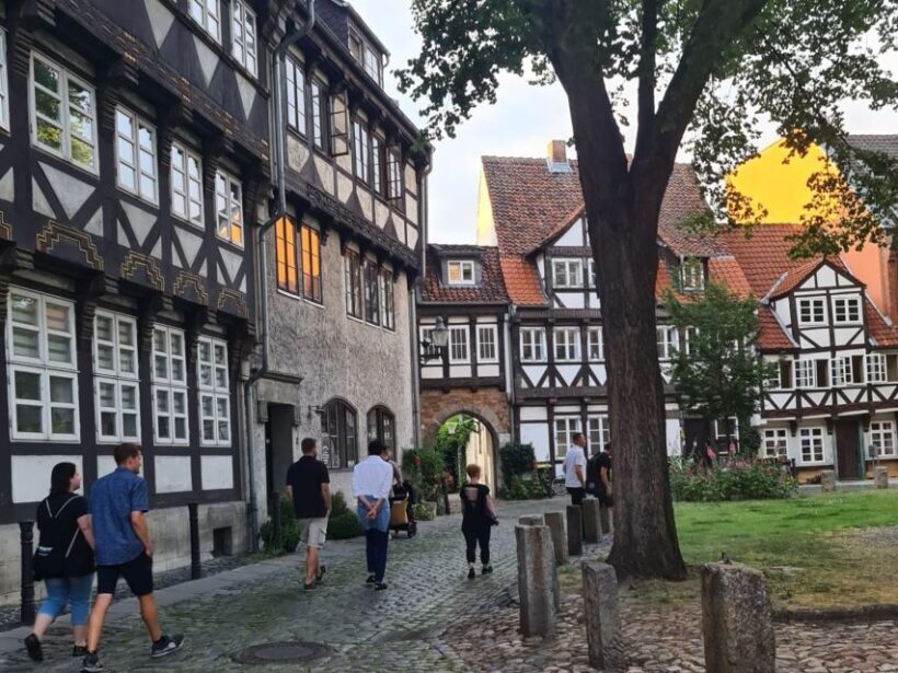 Braunschweig: Guided Walking Tour with Food Tastings - Key Points