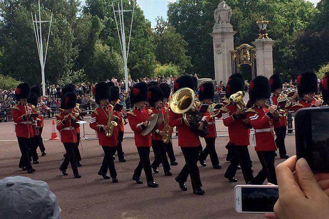 British Royalty walking tour including The Changing Of The Guard! - Who Will Love This Tour?