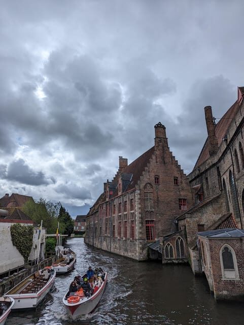 Bruges: Walking Tour with Hot Chocolate & Chocolate Tasting - Summary