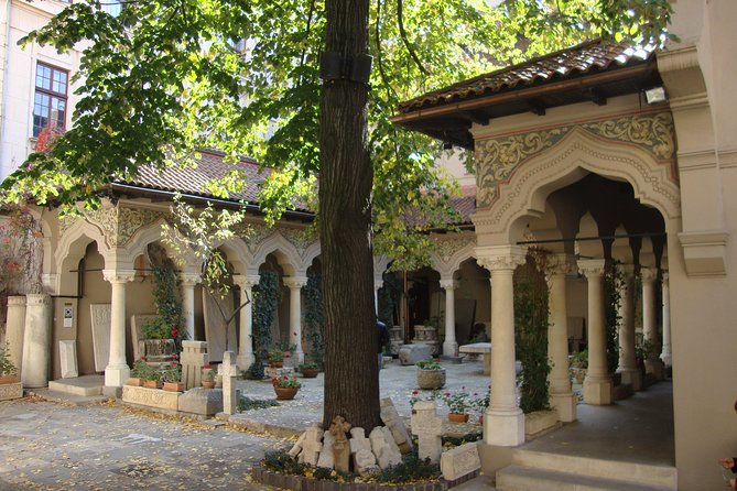 Bucharest Highlights Bike Tour - Guides Praised for Expertise and Enthusiasm