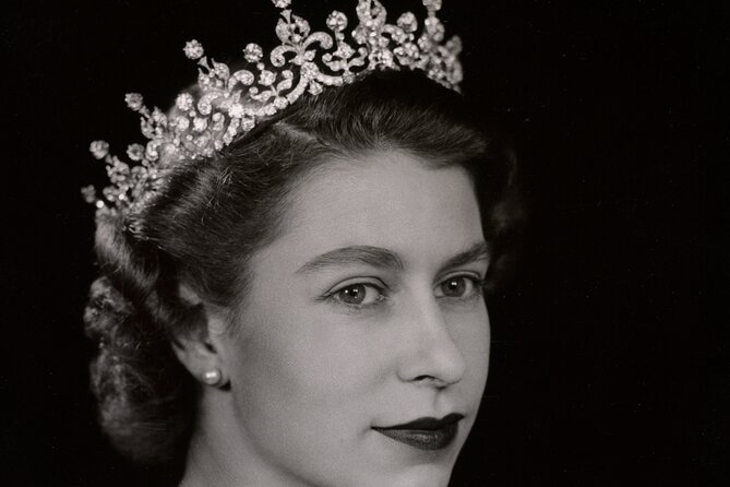 Buckingham Palace Entrance Ticket & British Royalty Guided Tour - Taking in the Grandeur of Buckingham Palace