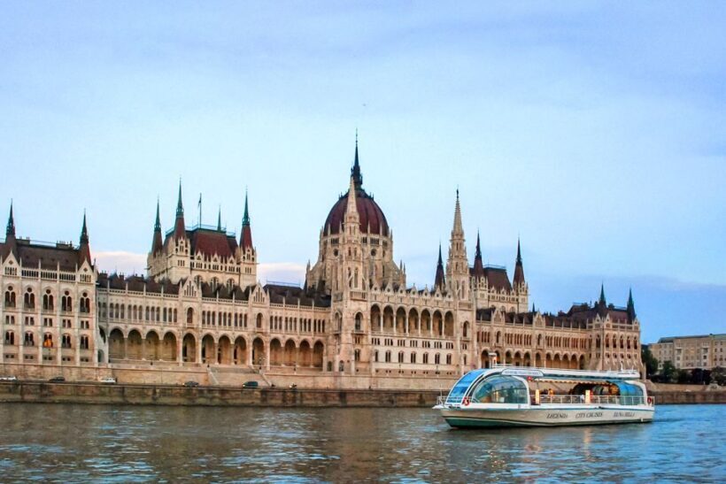 Budapest: 1-Hour Evening Sightseeing Cruise with Drink - Who Is This Tour Best For?