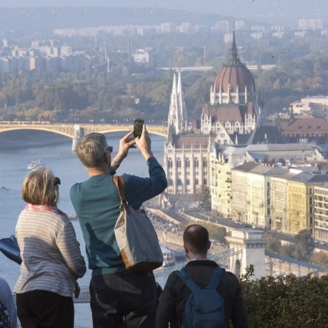 Budapest: 3-Hour Live Guided Sightseeing Tour - Key Points