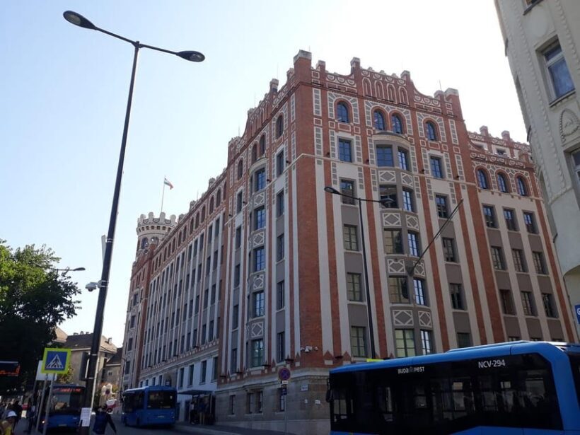Budapest At Dawn: Scenic Walking Tour with Music Performance - Key Points