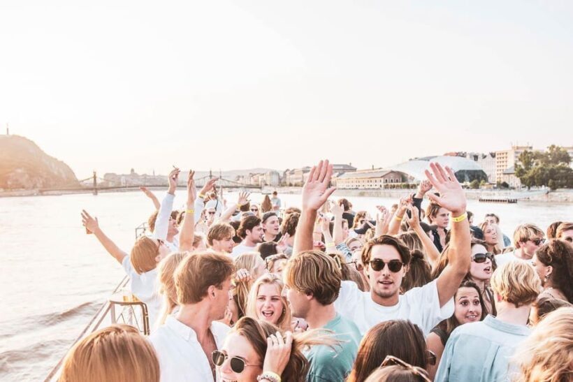 Budapest: Boat Party with option of Unlimited Drinks - Key Points