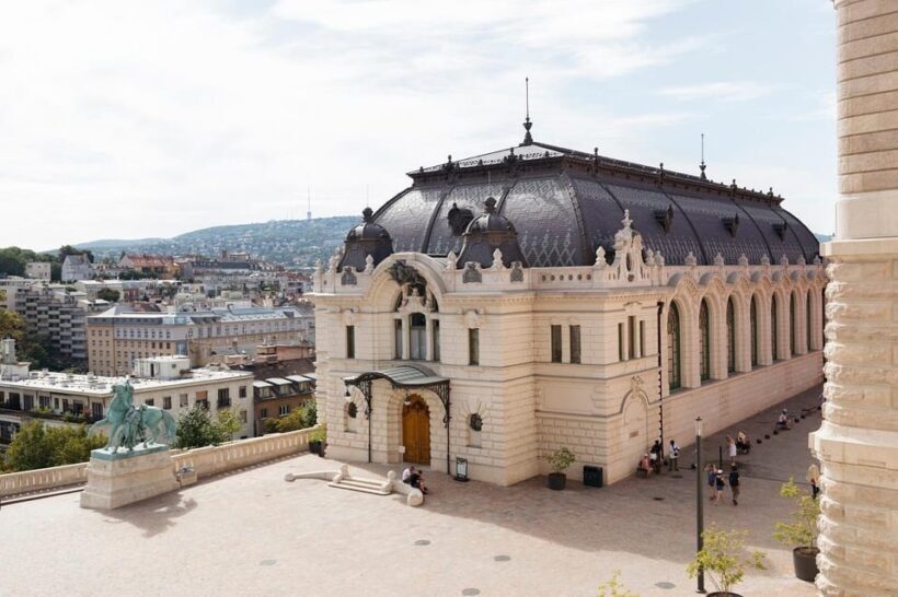 Budapest: Buda Castle Walking Tour & Folk Music Performance - Exploring Matthias Church and Fisherman’s Bastion