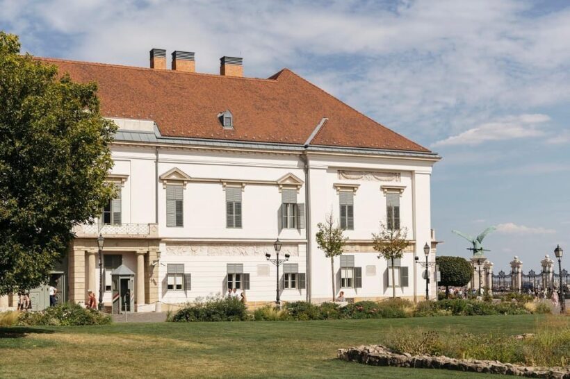 Budapest: Buda Castle Walking Tour & Folk Music Performance - The Folk Music Finale