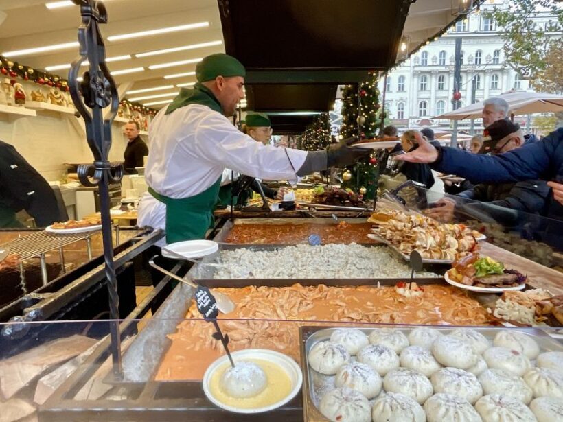Budapest: Christmas Market Guided Walking Tour with Tastings - Key Points