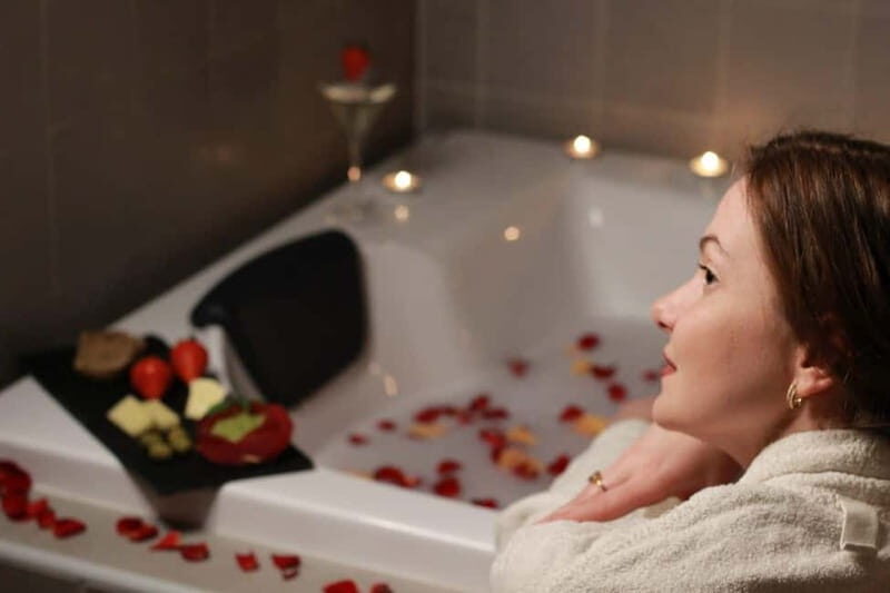 BUDAPEST, Day Spa : Couples Massage with Roses Bubble Bath - Key Points