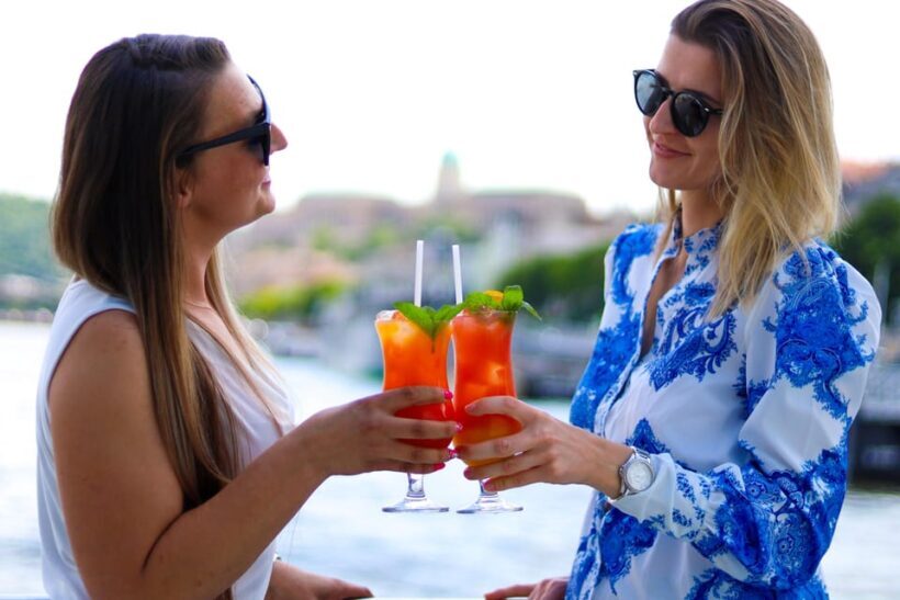Budapest: Downtown Budapest Cocktail Cruise - Key Points
