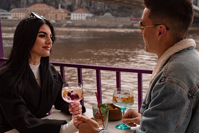 Budapest: Happy Hour Sightseeing Cruise - Onboard Amenities: Drinks and More