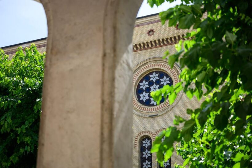 Budapest: Jewish History with Local Guide & Synagogue Ticket - Exploring Budapest’s Jewish Heritage: A Guide to the 2-Hour Walking Tour