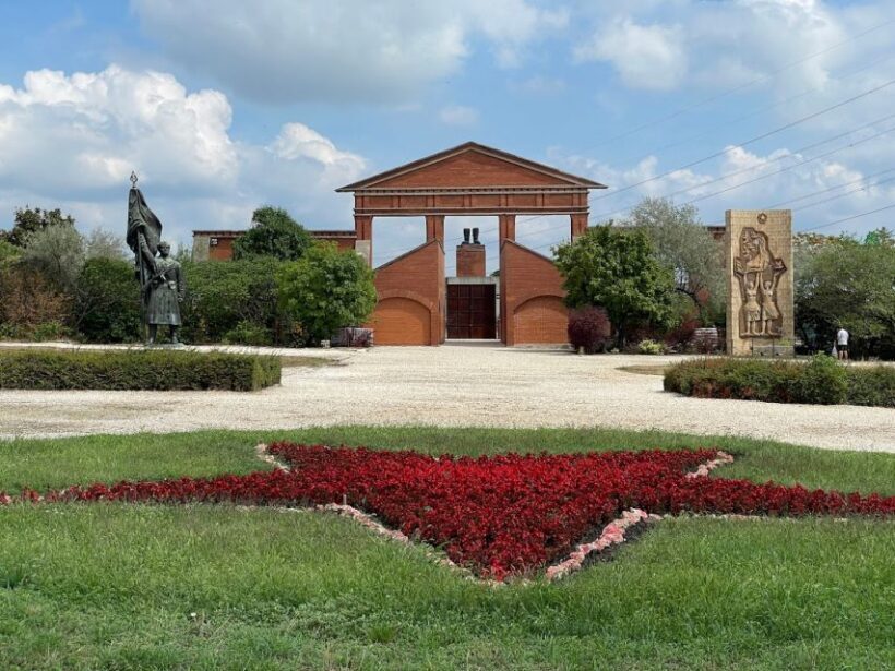 Budapest: Memento Park and Icons of Communism Guided Tour - Discover Budapest’s Communist Past with the Memento Park and Icons of Communism Guided Tour