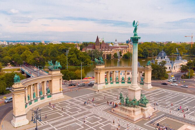Budapest Old Town and Top Attractions Private Walking Tour - The Iconic Chain Bridge
