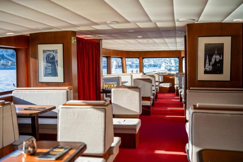 Budapest: Premium Sightseeing Cruise with Tokaj Frizzante - Drinks and Atmosphere