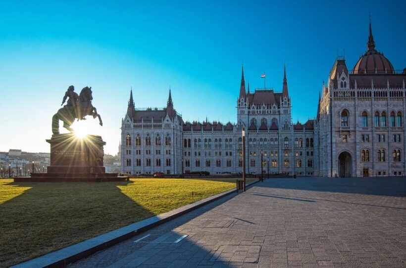 Budapest: Private Walking Tour of City with Spanish Guide - Price and Value Analysis
