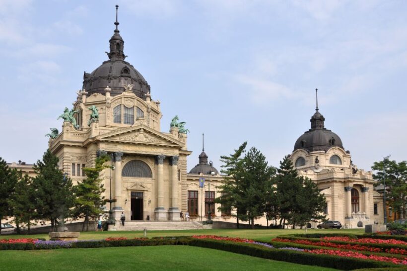 Budapest: Private Walking Tour of City with Spanish Guide - Who Should Consider This Tour?