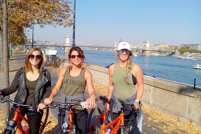 Budapest relaxed bicycle tour at sunset - Crossing the Chain Bridge