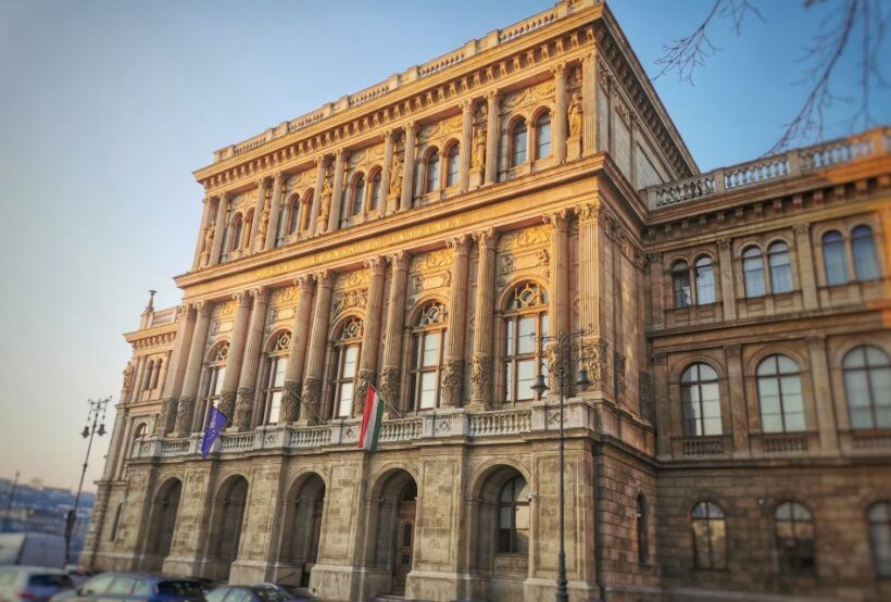 Budapest Sightseeing Tour With Private Transportation - Key Points