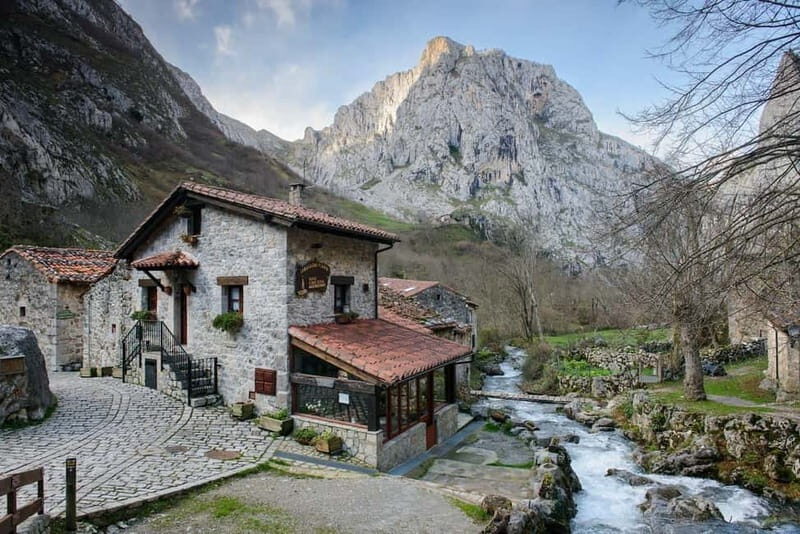 Bulnes: Excursion with funicular and Cabrales cheese cave in Picos de Europa. - Key Points