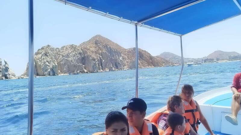 Cabo San Lucas: boat tour around the peninsula and stay at the beach - Key Points