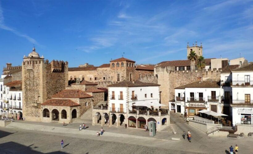 Caceres: City Highlights Private Guided Walking Tour - The Value of a Private Guide