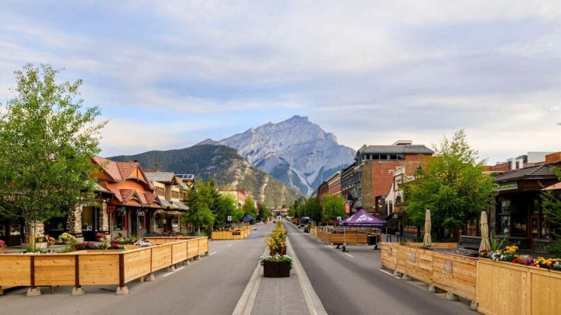 Calgary: Lake Louise, Moraine Lake, & Emerald Lake Tour - An In-Depth Look at the Day Trip