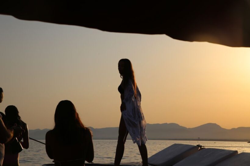 Cambrils: Sunset Catamaran Cruise with Drinks - FAQ