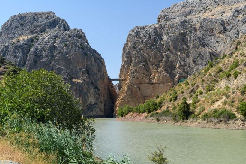Caminito del Rey: Guided Tour with 1 Drink and Shuttle Bus - Exploring the Caminito del Rey: A Guided Tour with Shuttle and Refreshment