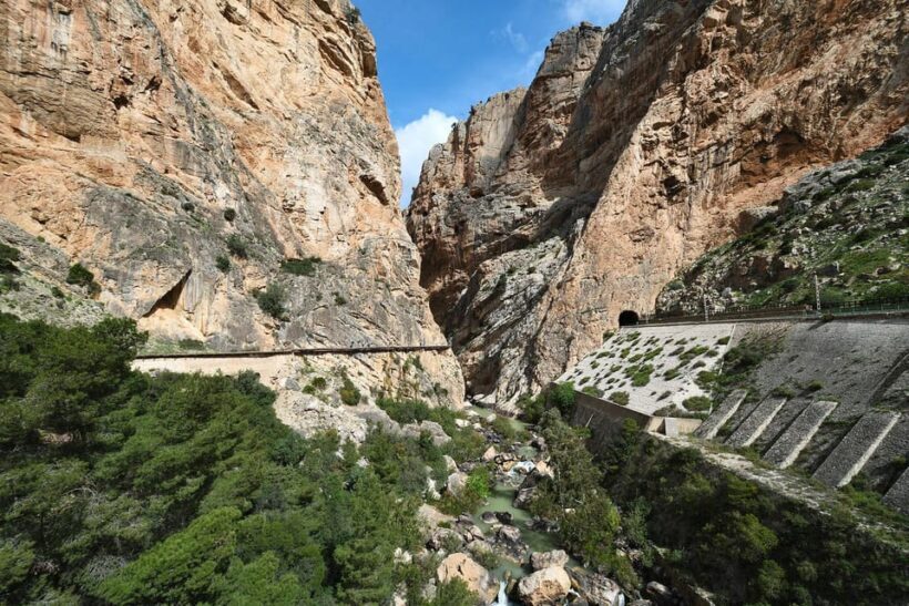 Caminito del Rey: Guided Tour with 1 Drink and Shuttle Bus - Key Points