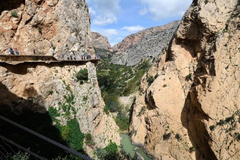 Caminito del Rey: Guided Tour with 1 Drink and Shuttle Bus - What to Bring and What to Wear