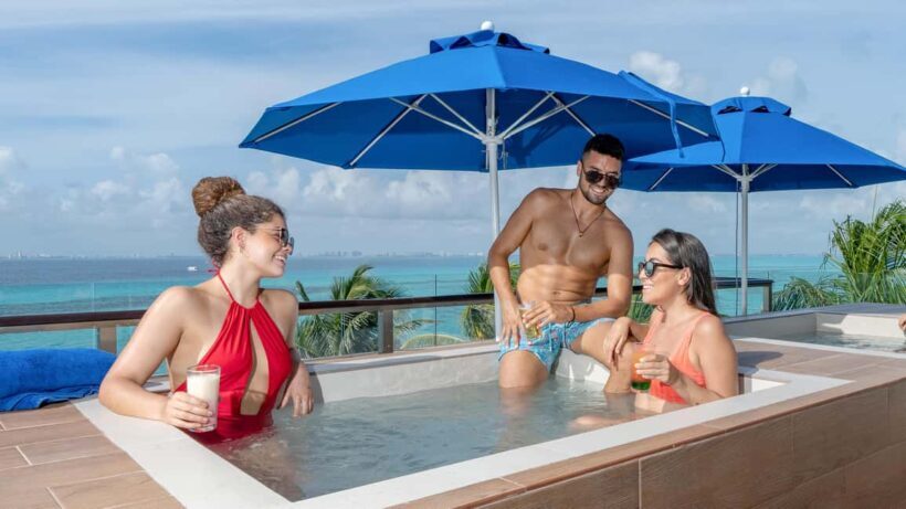 Cancun: Isla Mujeres Royal Garrafon with Transport & Lunch - VIP Experience: Luxury on the Water