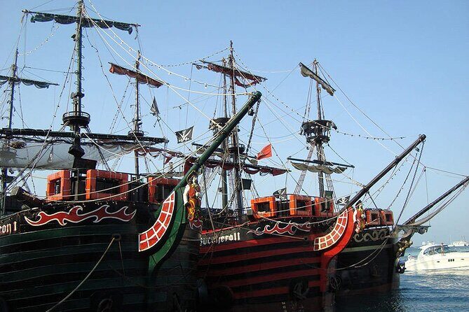 Cancun Pirate Ship Adventure : Dinner & Show at Sea 2 for 1 Deal - What about the group size and booking details?