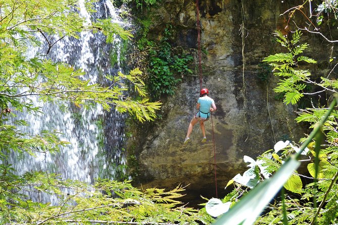 Canyoning Guane - Rappelling Down Waterfalls