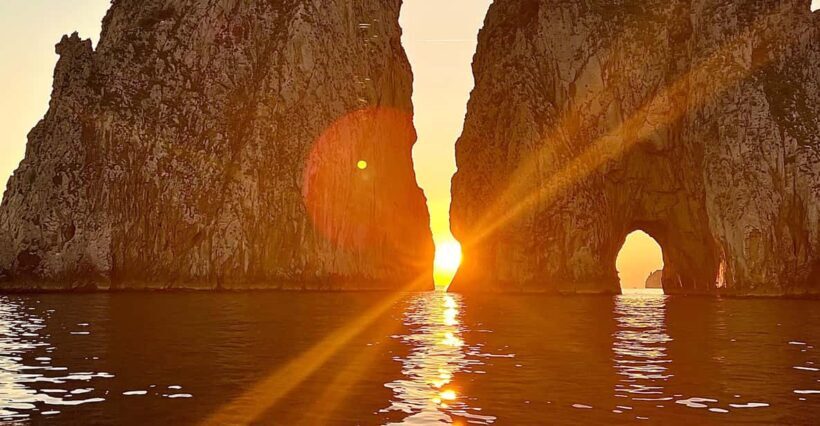 Capri: 2-hour boat tour of the caves and stacks - Key Points