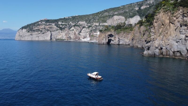 Capri tour with the iconique Gozzo Sorrentino - The Experience: Pros and Cons